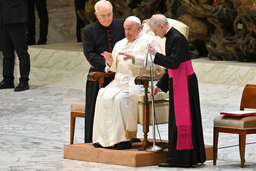 Novo boletim médico de Papa Francisco aponta diagnóstico de 'pneumonia ...