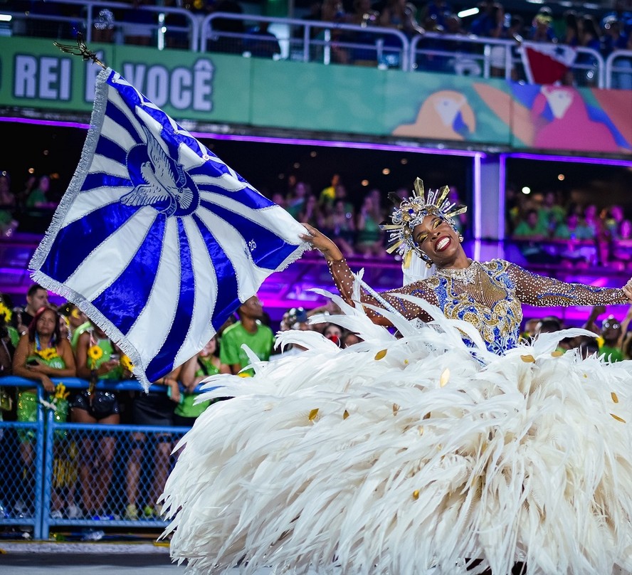 Porta-bandeira da Portela, Squel cruza o RJ com oficina gratuita de bailado