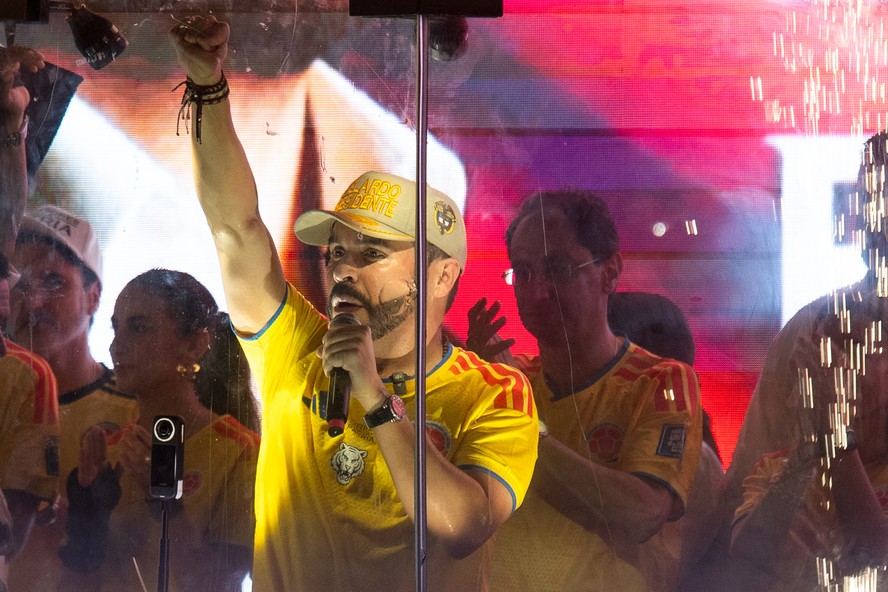Camisa da seleção colombiana vira símbolo de disputa política às ...