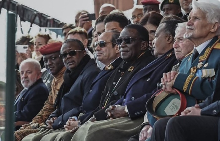 Lula contradiz seu discurso ao posar sorridente ao lado de ditadores