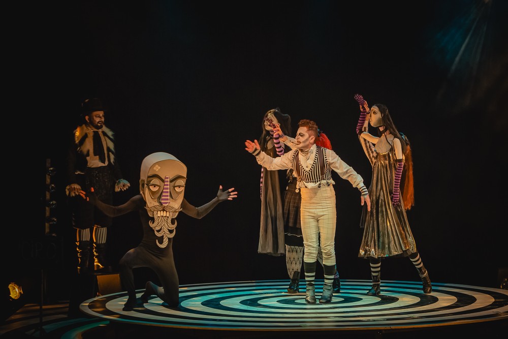 Com palco giratório e visual à la Tim Burton, musical de Karen Acioly ...
