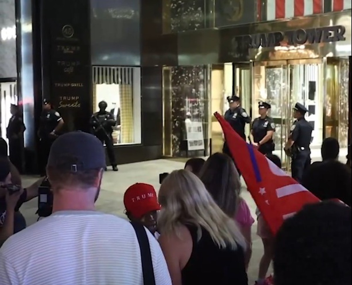 Apoiadores de Donald Trump passam a madrugada na porta da 'Trump Tower ...