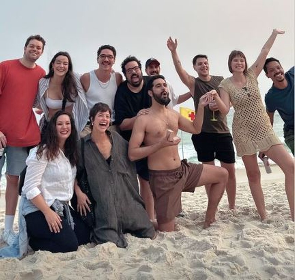 Miguel Rômulo pede namorada em casamento de forma inusitada na praia. Veja fotos