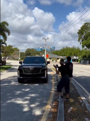 Oito marchas, tela LED curva, mais de 5 metros: SUV de luxo que Messi ...