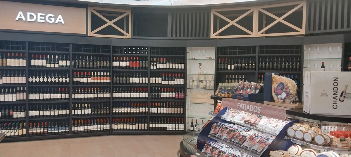 Arroz, feijão, perfume e moda praia: rede de supermercados abre loja ...