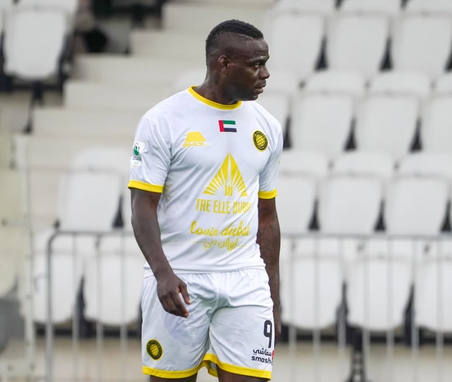 Mário Balotelli é alvo de ataques racistas durante jogo nos Emirados Árabes