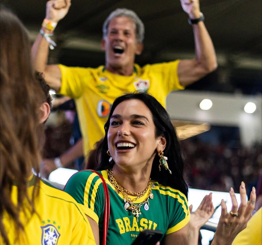 Com camisa do Brasil, cantora Dua Lipa assiste ao clássico entre ...