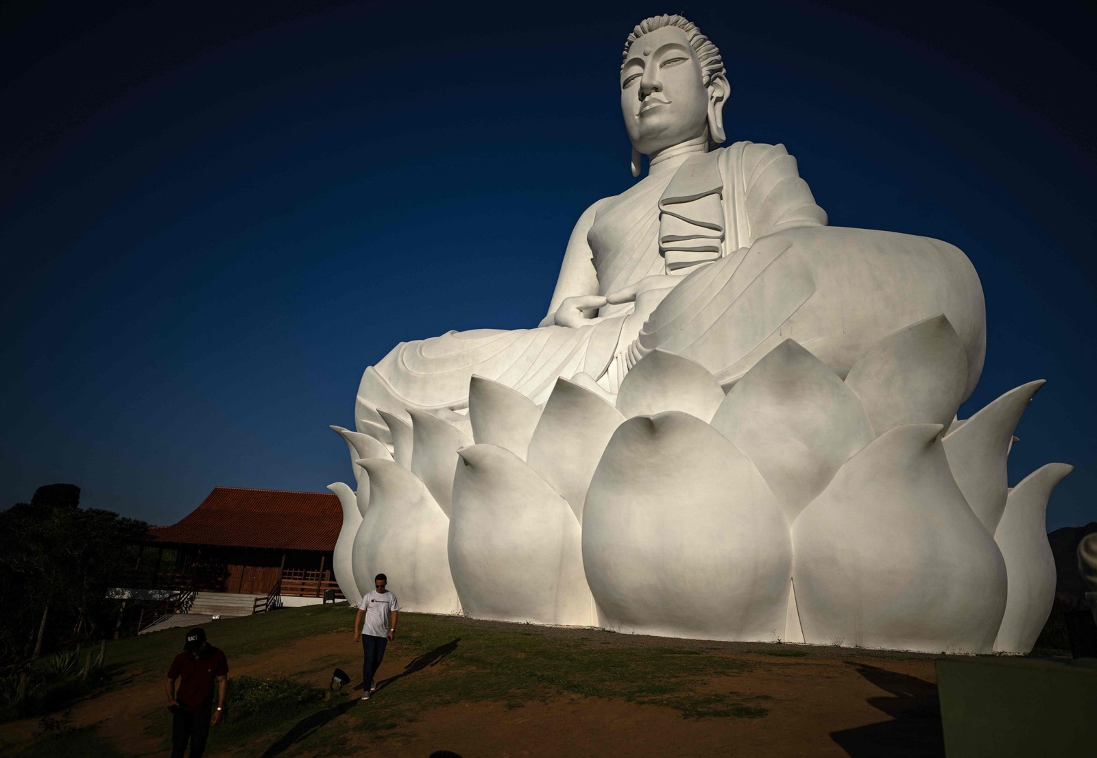 Segunda maior estátua de Buda do mundo fica no Brasil; veja fotos