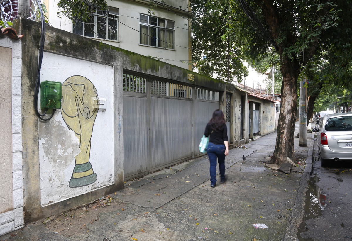 A seis semanas do Mundial, eleição atrasa clima de Copa nas ruas do país