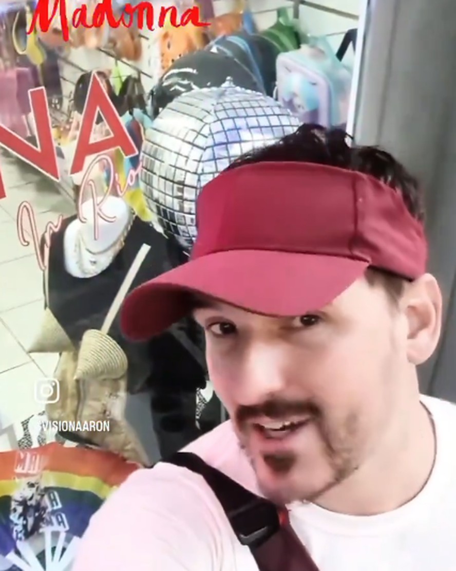 Maquiador de Madonna, Aaron Henrikson, faz passeio pelo centro do Rio e ...