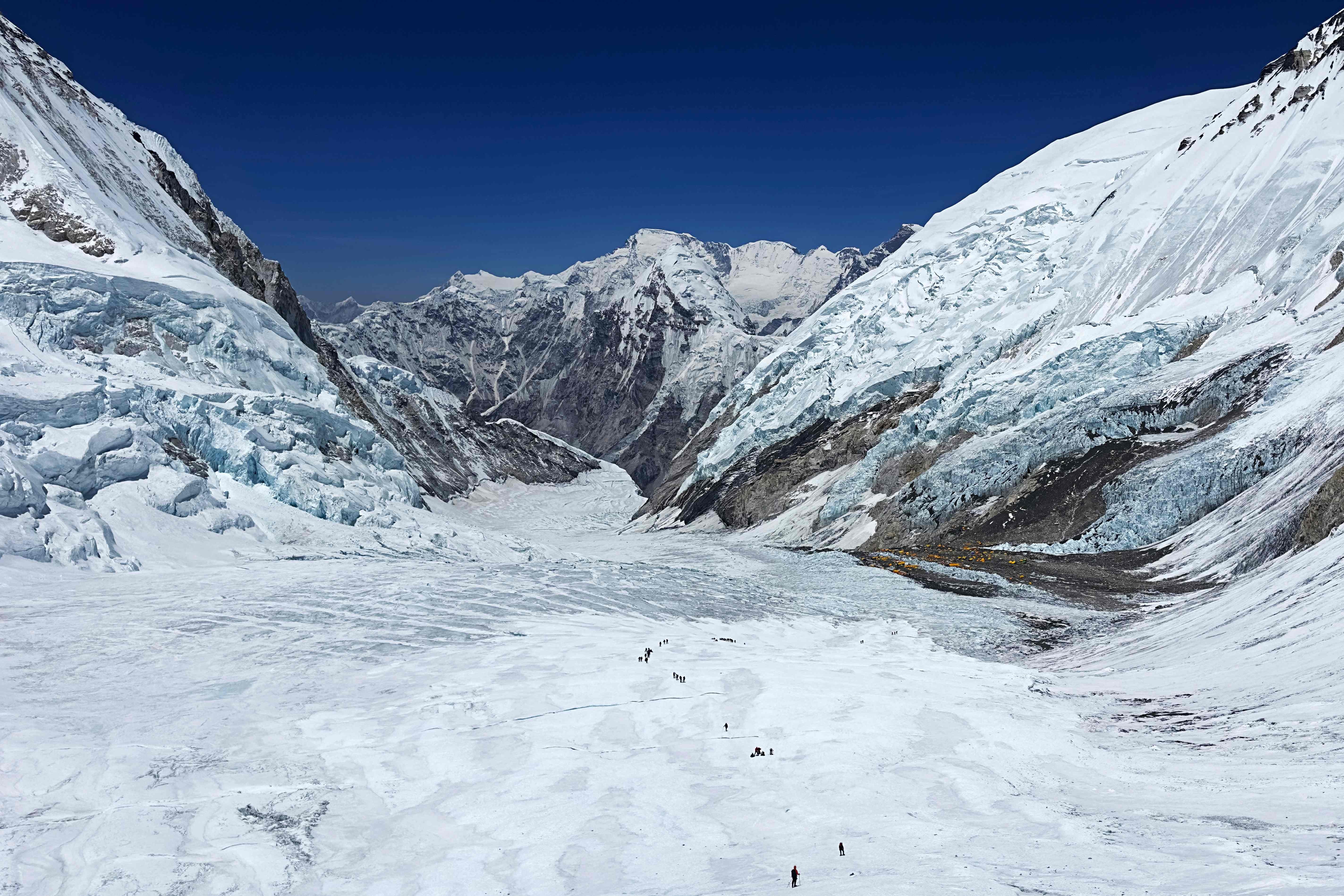 'Icefall doctors': Everest tem rota de subida reaberta por alpinistas ...