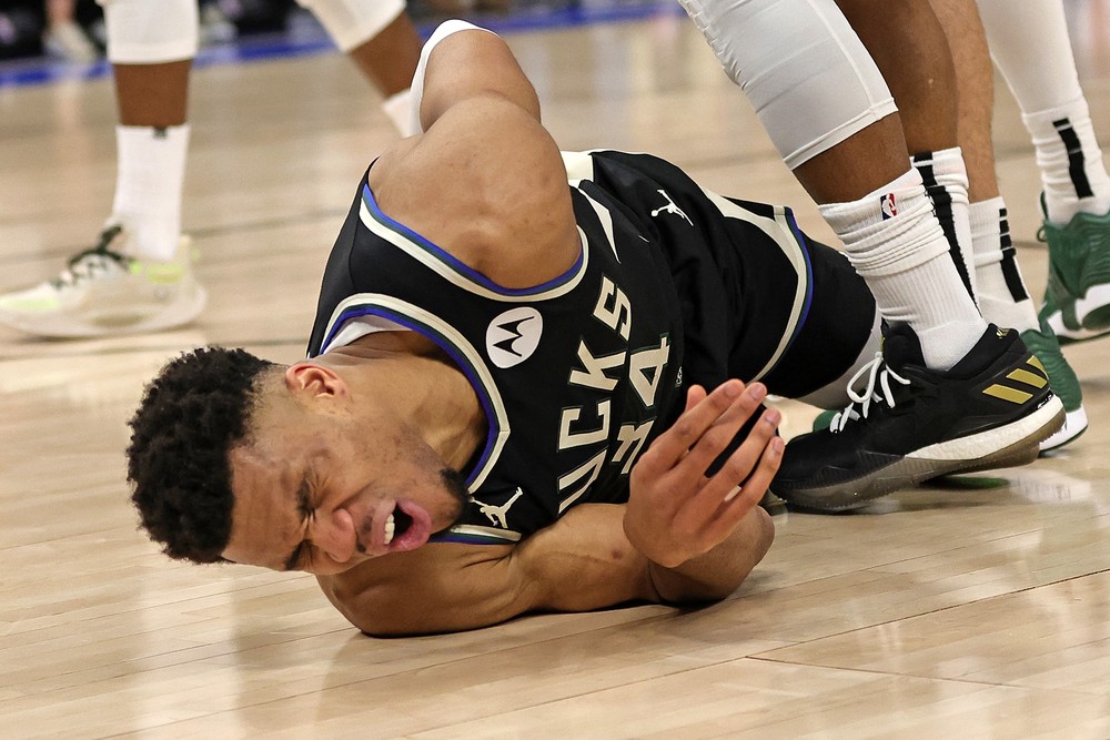 Bruxa solta na NBA: noite de playoffs tem lesões de Giannis, Herro e Ja Morant
