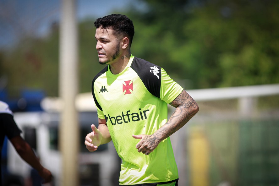 Adson é relacionado pelo Vasco e pode voltar a atuar depois de sete meses