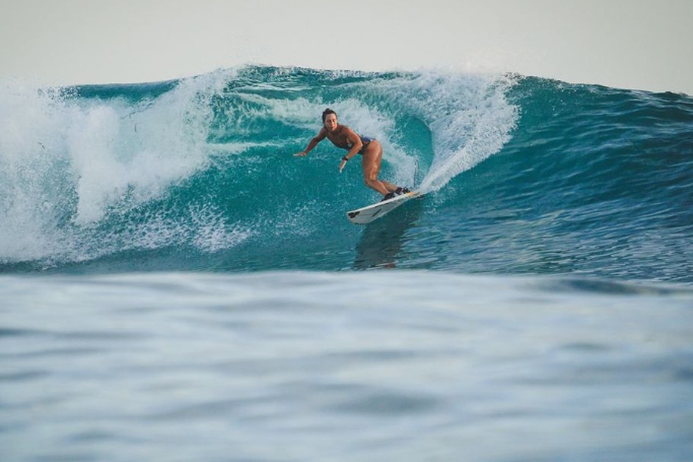 Quem é a surfista italiana que morreu após ataque de peixe-espada na ...