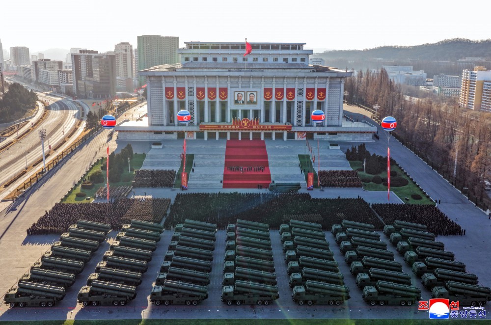 Coreia do Norte apresenta novo lança-foguetes com capacidade nuclear ...