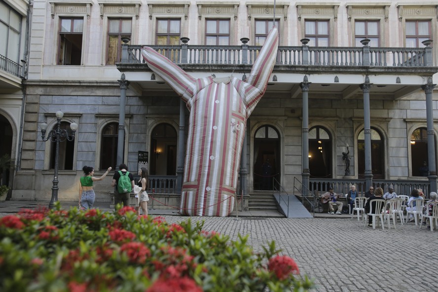 Museu da República resolve retirar de exposição 'pijamão' inflável de ...