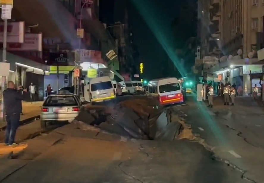 Explosão de gás abre rachaduras em rua, destrói carros e deixa feridos ...