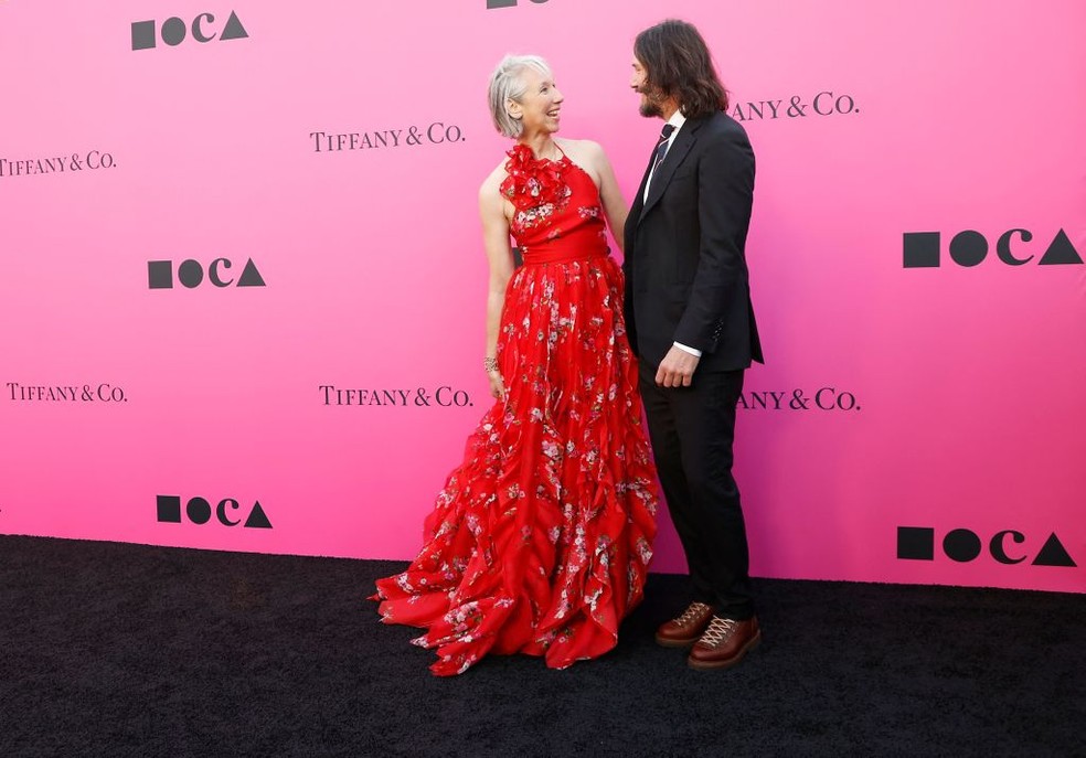 O amor está no ar: Keanu Reeves e Alexandra Grant trocam beijos em ...