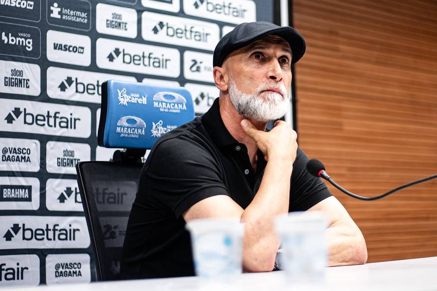 Álvaro assume culpa por goleada para o Flamengo, mas problemas no elenco do Vasco são mais ...