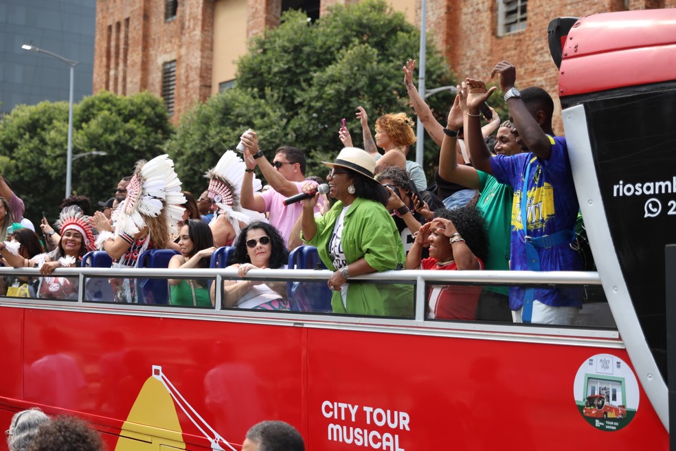 Ônibus do Samba dá partida na folia com viagem entre Copacabana e ...