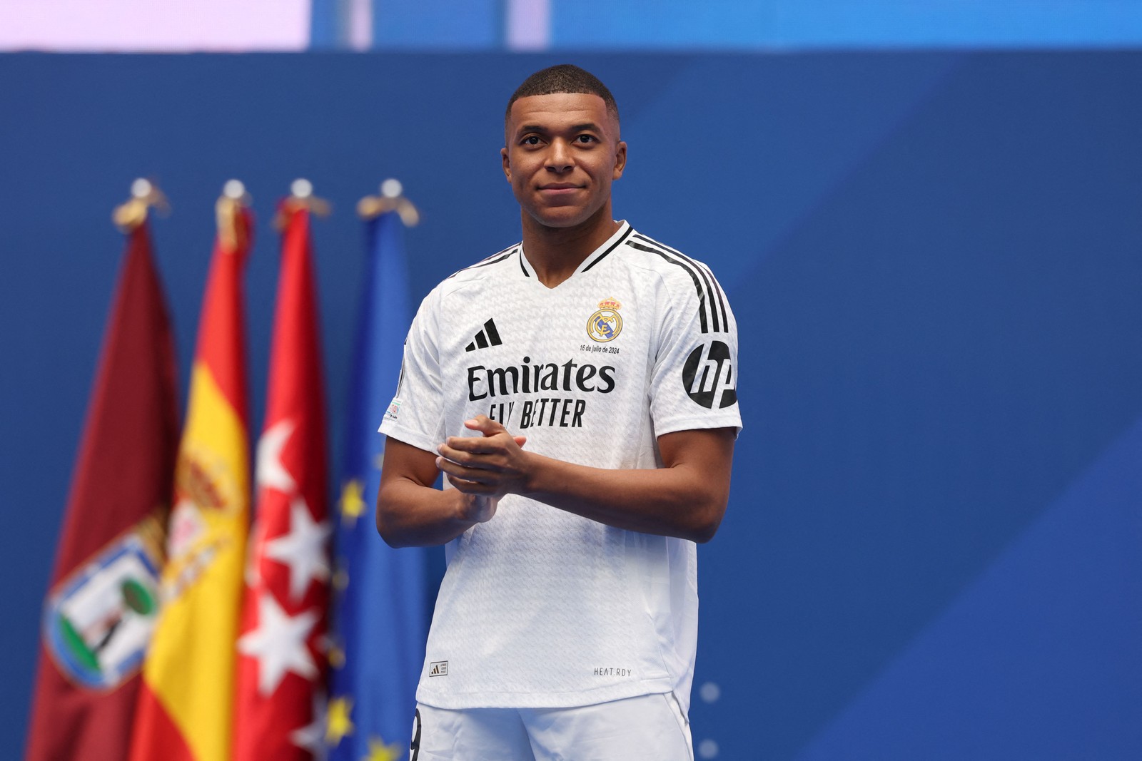 Com Santiago Bernabéu lotado, Mbappé é apresentado no Real Madrid; veja ...