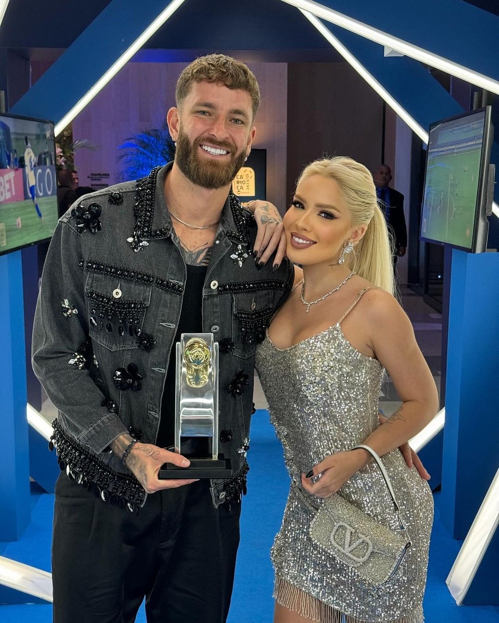 Léo Pereira surpreende namorada, Karoline Lima, com look prateado e ...