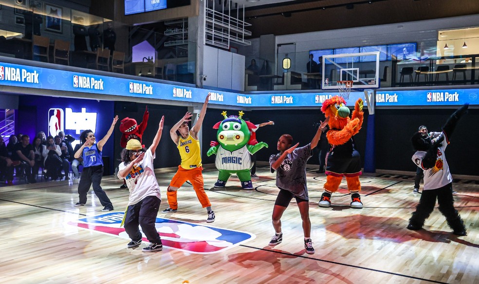 Enterradas, arremessos e até um dia de árbitro: o que fazer no NBA Park ...