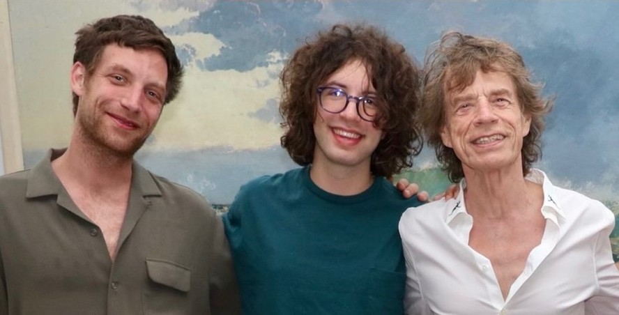 Mick Jagger posta foto com Lucas Jagger e outros filhos pedindo voto ...