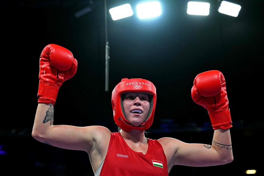 Adversária de boxeadora da Argélia por medalha, húngara luta com gritos ...