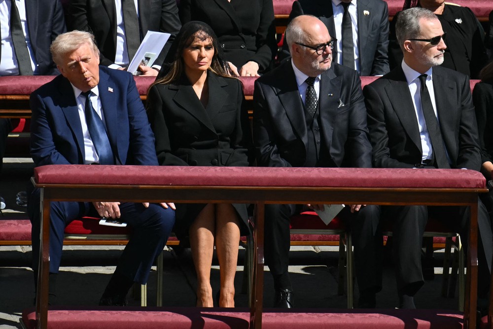 Entenda o simbolismo religioso do vestuário de líderes mundiais e ...