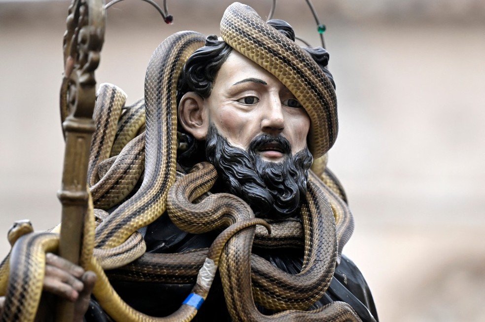 Desfile das cobras: religiosos usam serpentes em procissão tradicional ...