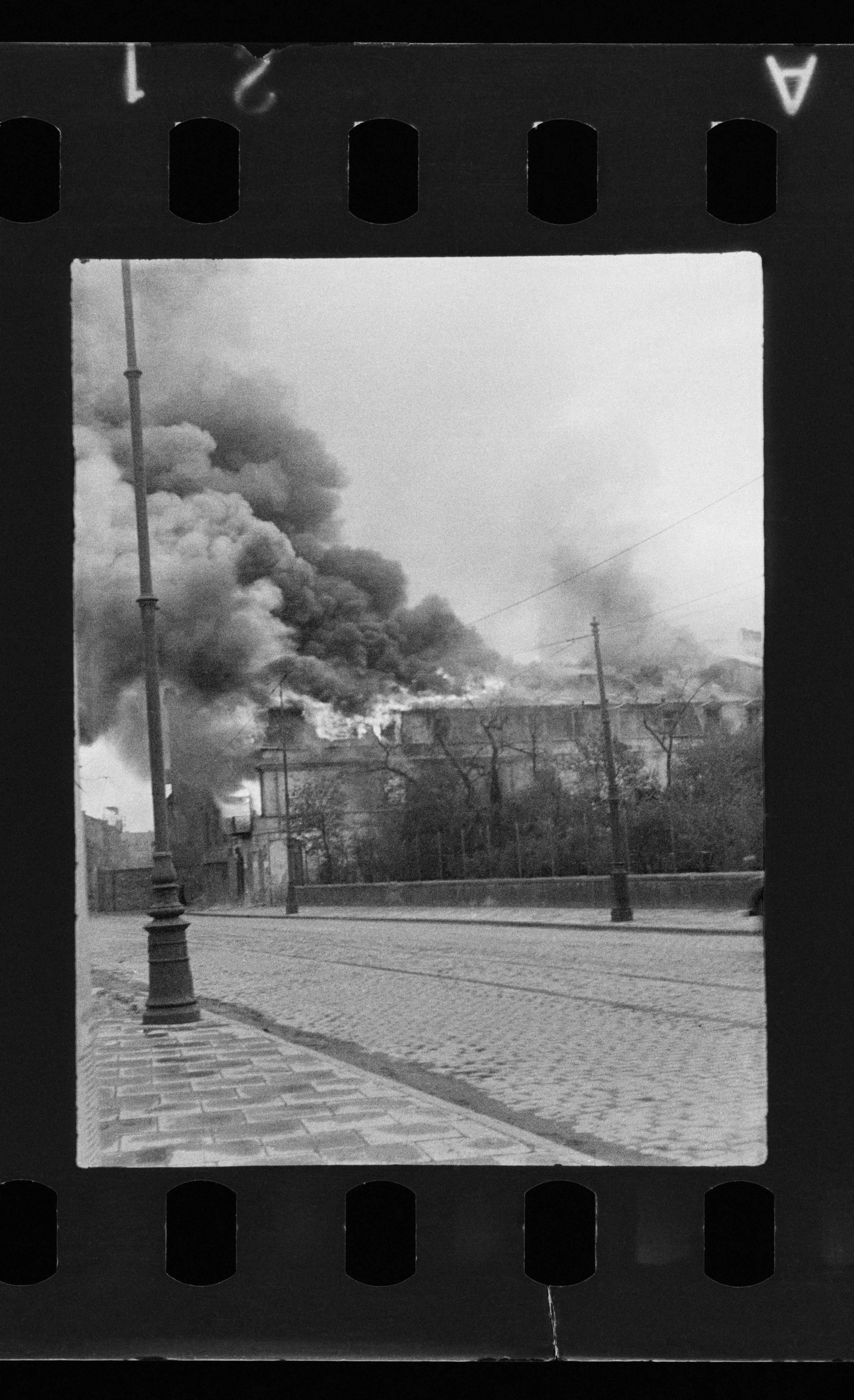 Fotos inéditas da Revolta do Gueto judeu em Varsóvia são expostas em ...