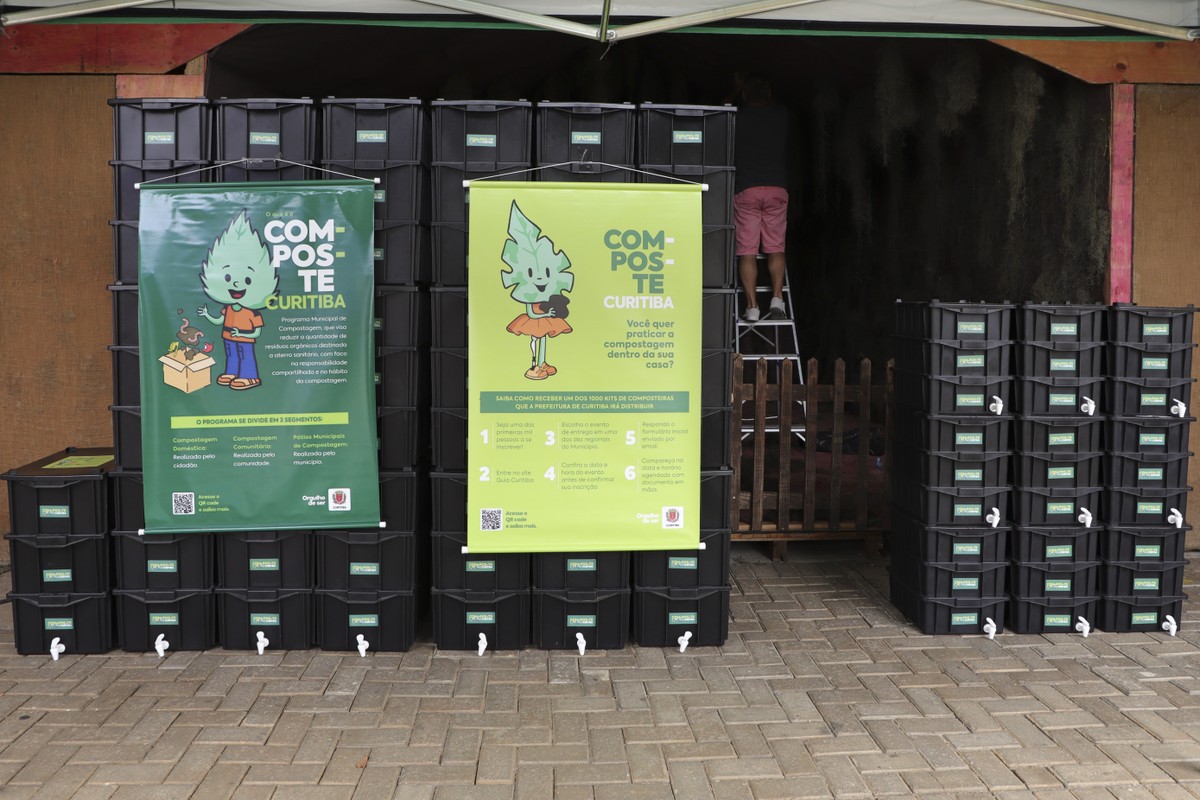 Curitiba é referência em reciclagem, com programa que troca lixo por frutas