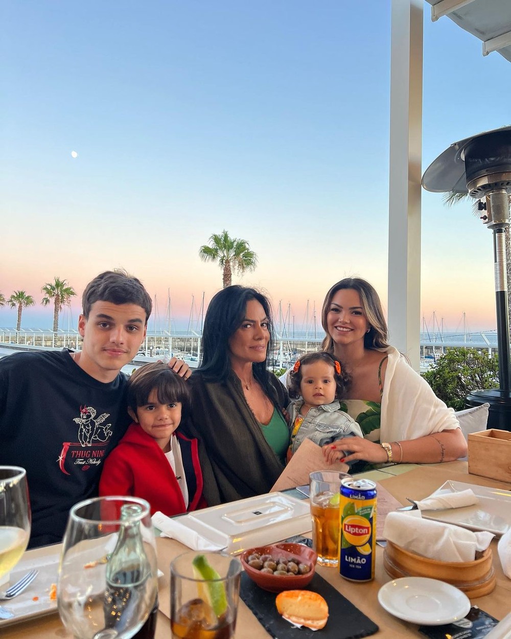 Mãe de Kelly Key surge em foto com netos e rouba a cena: 'Explicado ...