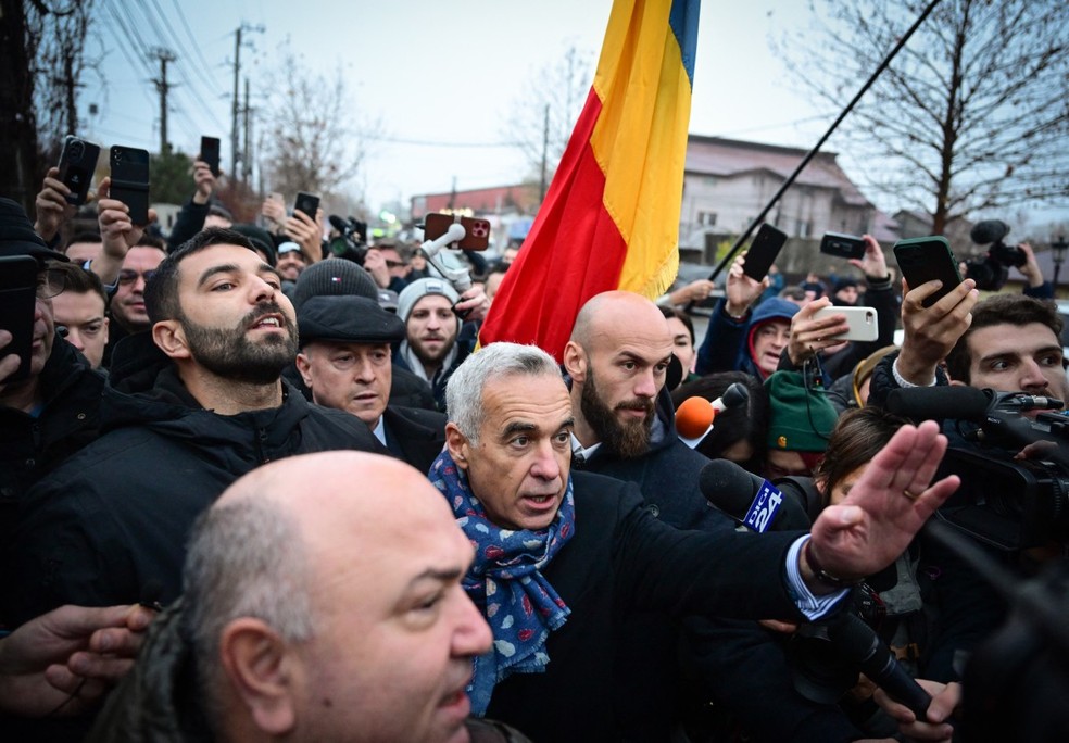 Eleitores protestam na Romênia contra anulação das eleições presidenciais