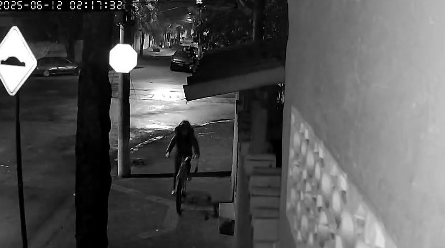 Imagens mostram jovem indo à casa de suspeito de bicicleta antes de ser ...