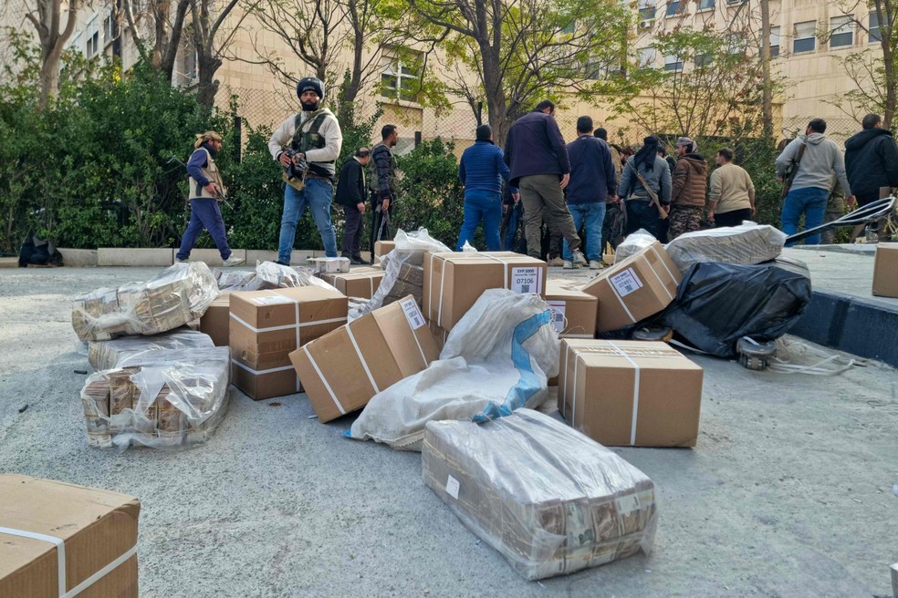 Saqueadores atacam residência de Assad, embaixada do Irã e residência ...