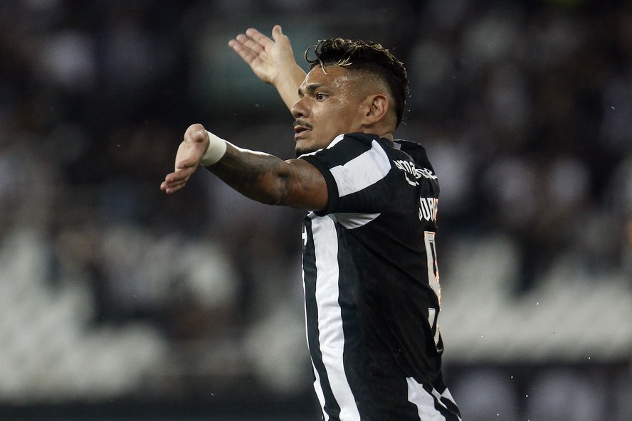 Botafogo anuncia renovação de contrato de Tiquinho Soares