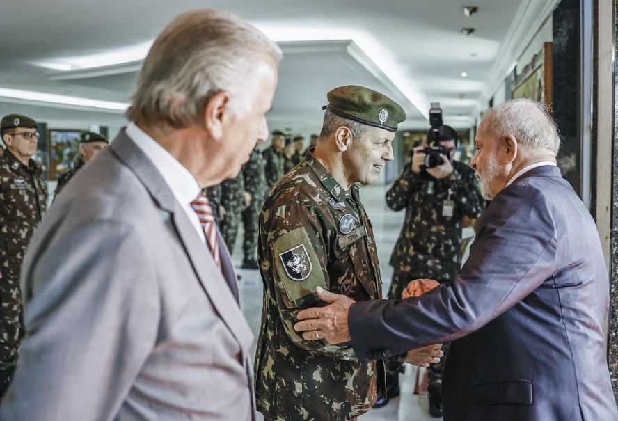Sob Lula, generais do Alto Comando do Exército perdem espaço no governo