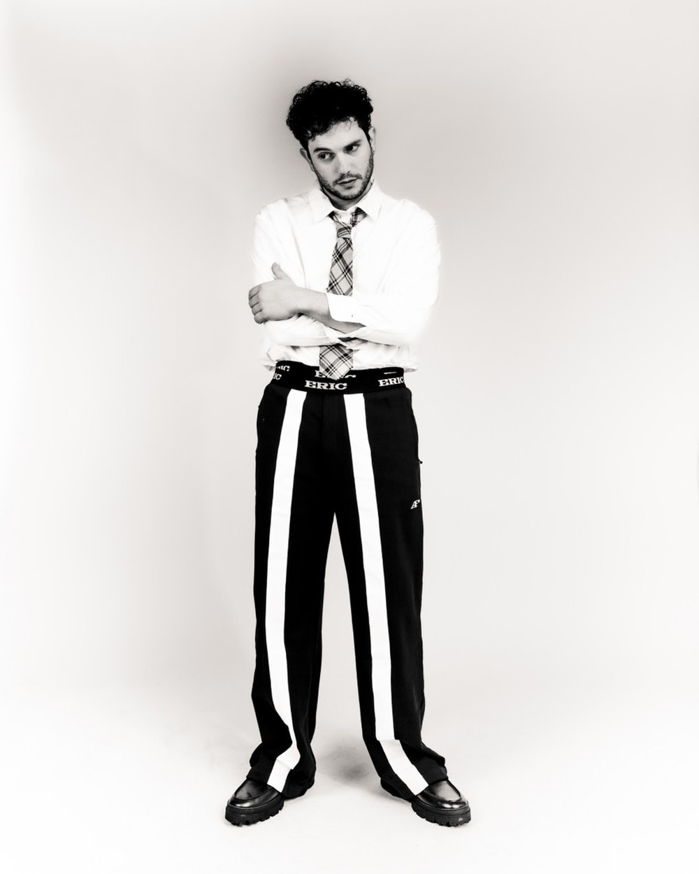 Conheça Edison Alcaide, ator que vive, em série, brasileiro Jean ...