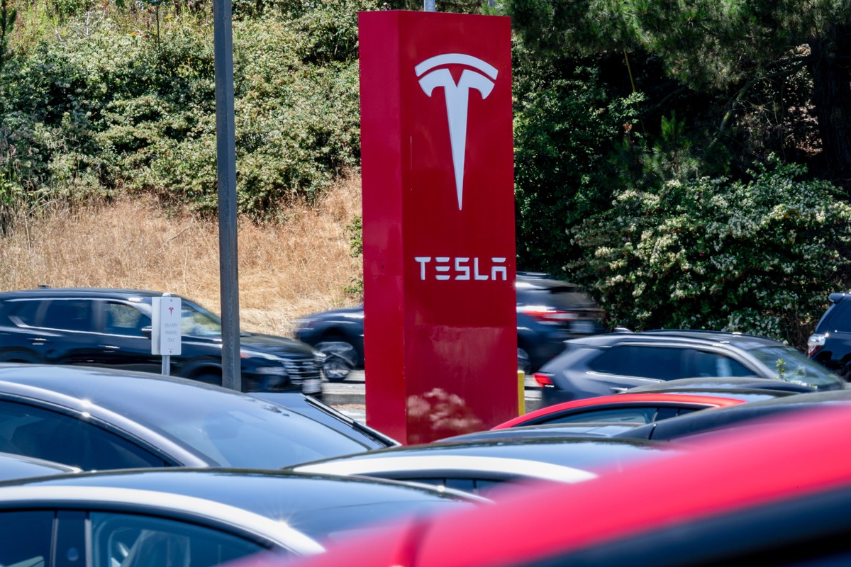 Com concorrência chinesa, vendas de elétricos da Tesla caem 13,5% no ...