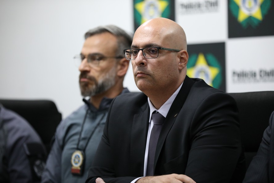 Policial de campo, titular da primeira delegacia em favela no Rio e fã ...