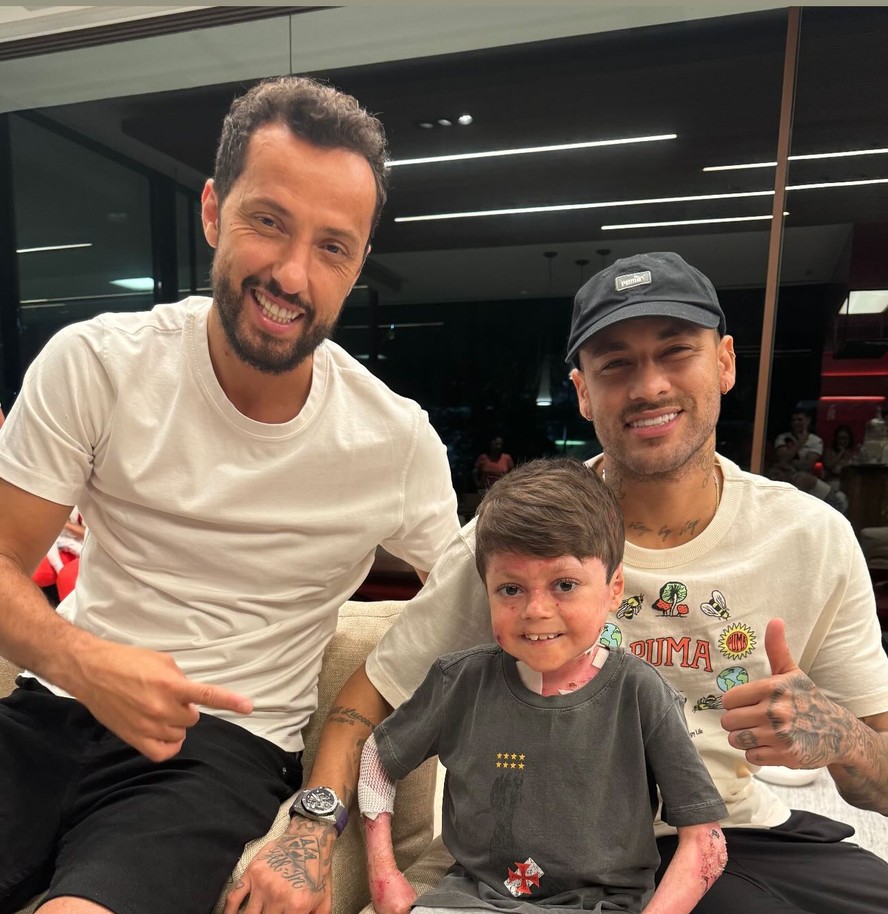 Menino Gui se encontra com Neymar e Nenê, e canta músicas de Vasco e Santos
