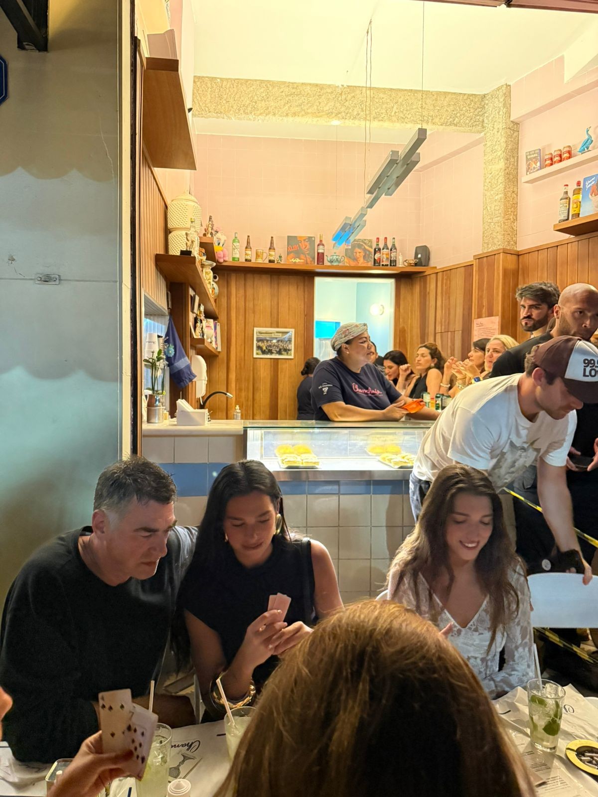 Dua Lipa saboreia coração de pato, barriga de porco e joga cartas em ...