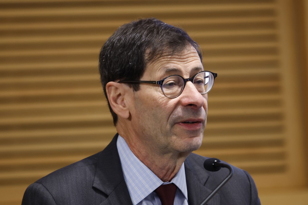 Stanley Fischer, ex-presidente do Banco de Israel e grande estudioso da ...