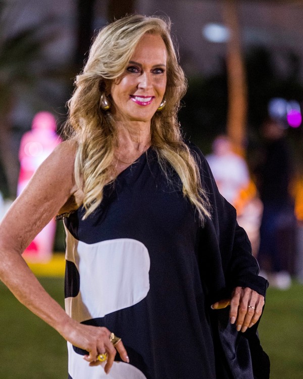 Aos 81 anos, Helô Pinheiro encanta fãs com beleza em desfile: 'Que ...