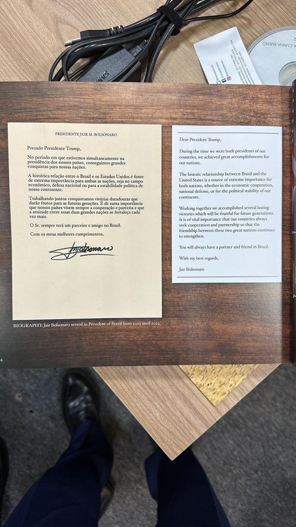 Bolsonaro ganha livro de Trump com dedicatória especial: 'Jair, você é ...