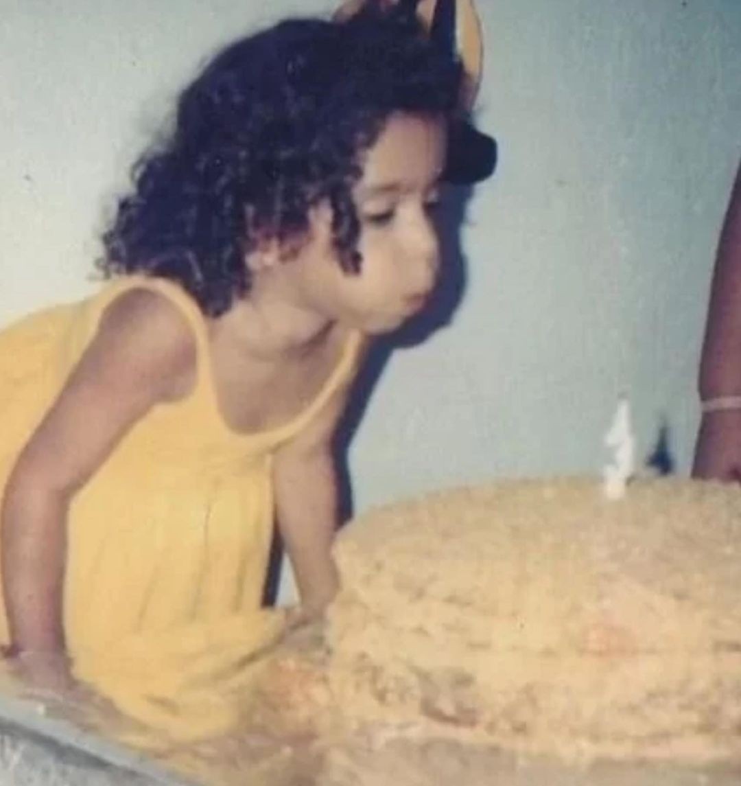 Mãe de Anitta recorda gravidez em post no aniversário de 30 anos da cantora