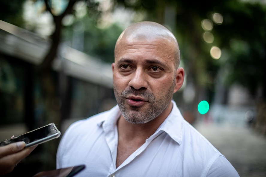 Fazendo faxina e cursos na prisão, Daniel Silveira tenta progressão de pena