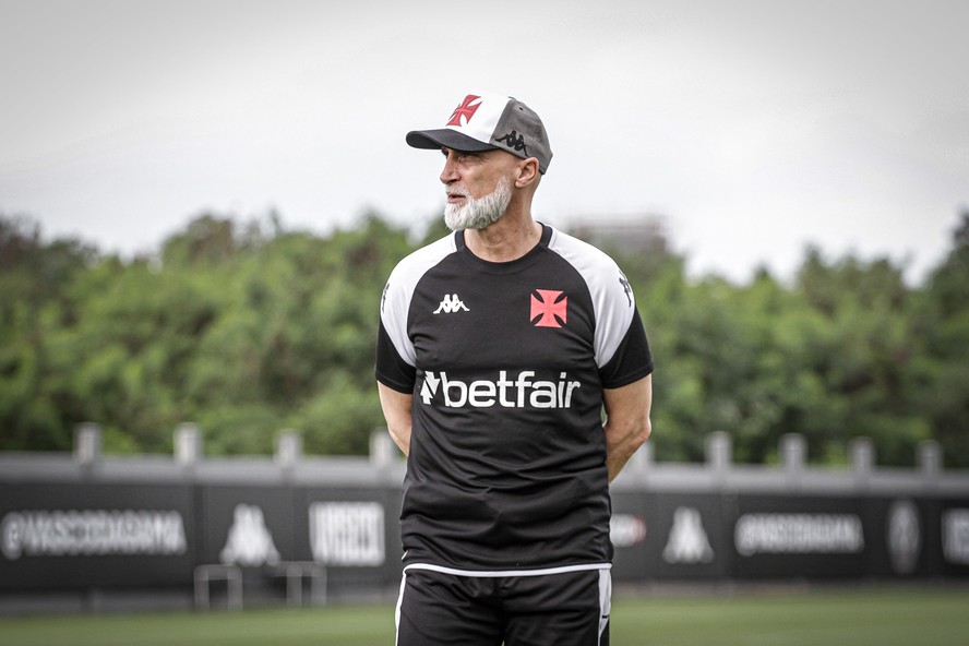 Estreante pelo Vasco, Álvaro Pacheco assume culpa por goleada para o Flamengo